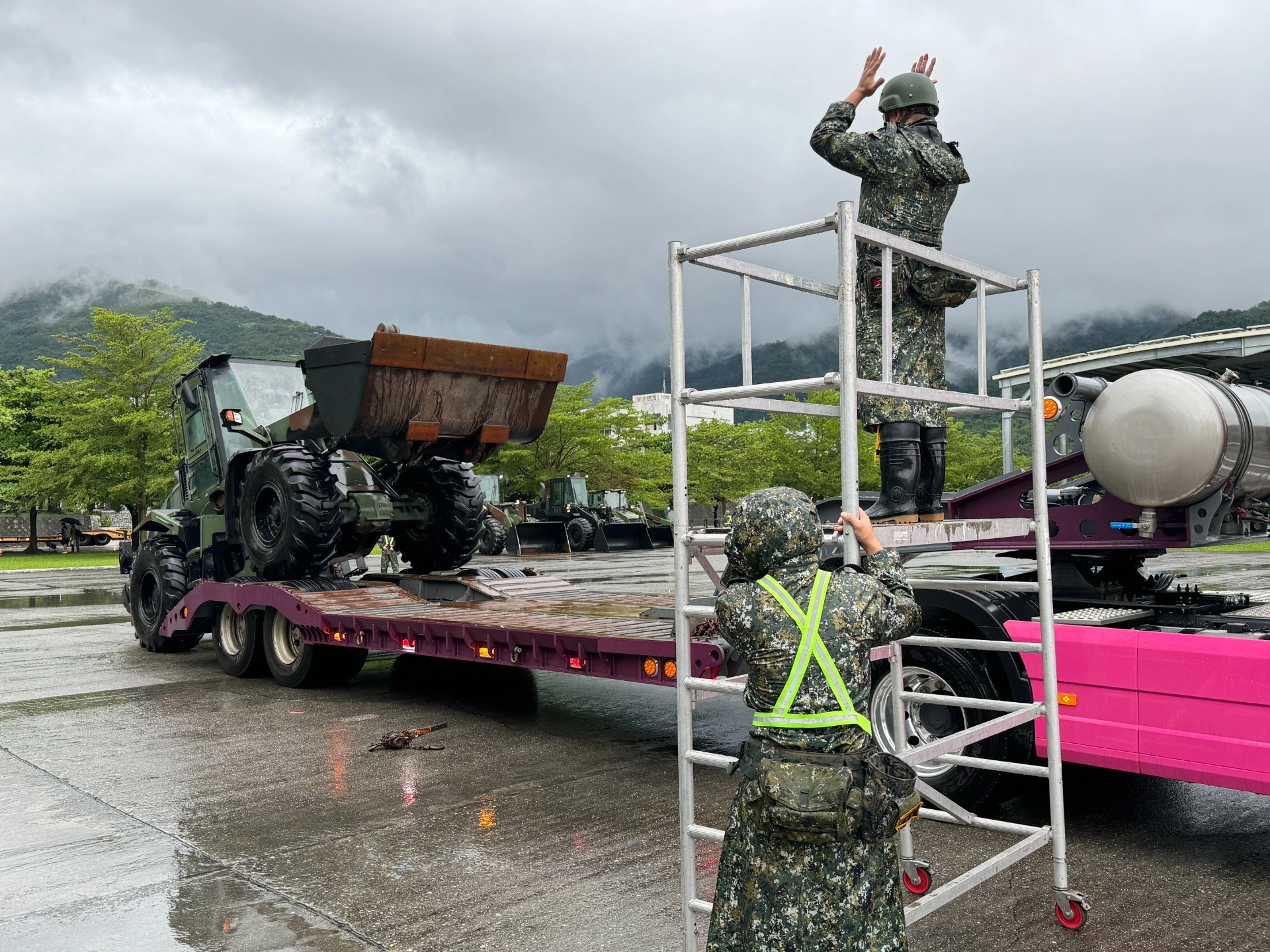 【有片】國軍總動員救災 第2作戰區448員官兵及兩棲突擊車趕赴花蓮 -- 上報 / 焦點