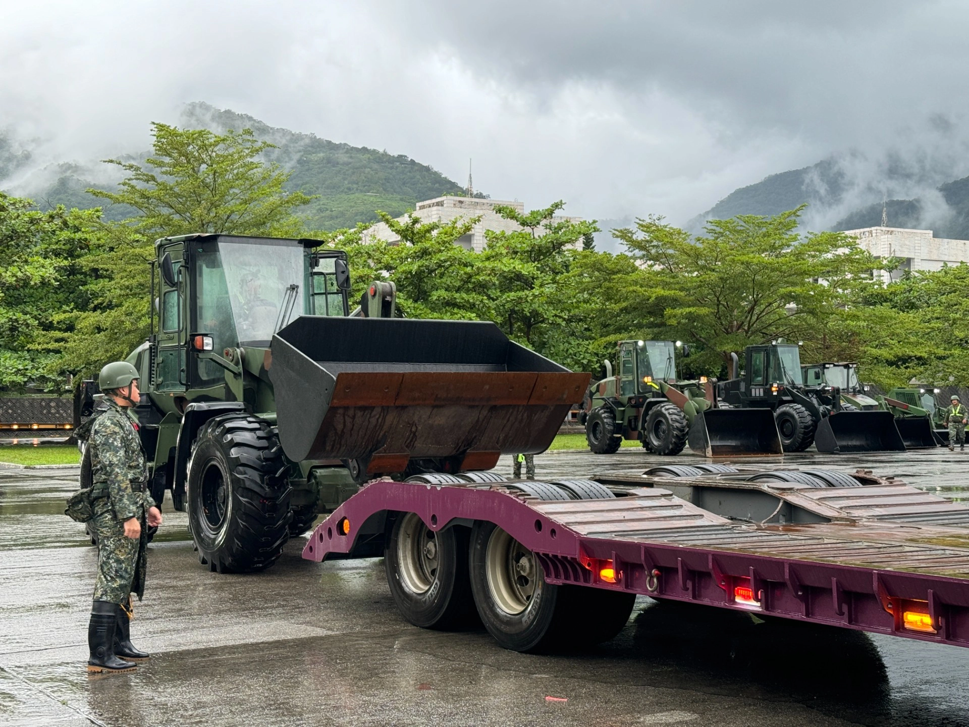 【有片】國軍總動員救災 第2作戰區448員官兵及兩棲突擊車趕赴花蓮 -- 上報 / 焦點