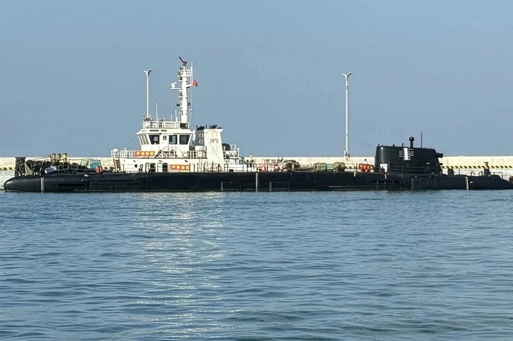 [新聞] 中國神秘黑色三體船曝光 - Military板 - Disp BBS