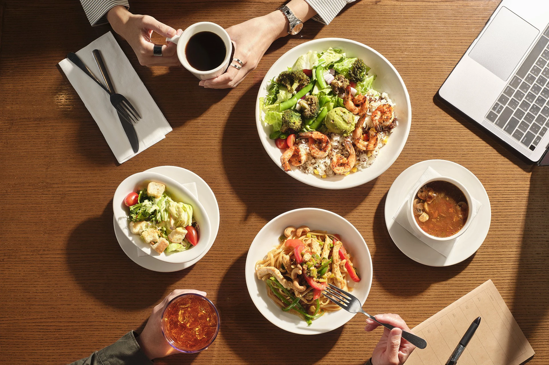 TGI FRIDAYS 推出全新商業午餐菜單！漢堡＋湯＋飲品不用 300 元 飲控族必吃蔬菜藜麥碗、嫩雞香檸沙拉 -- 上報 / 生活