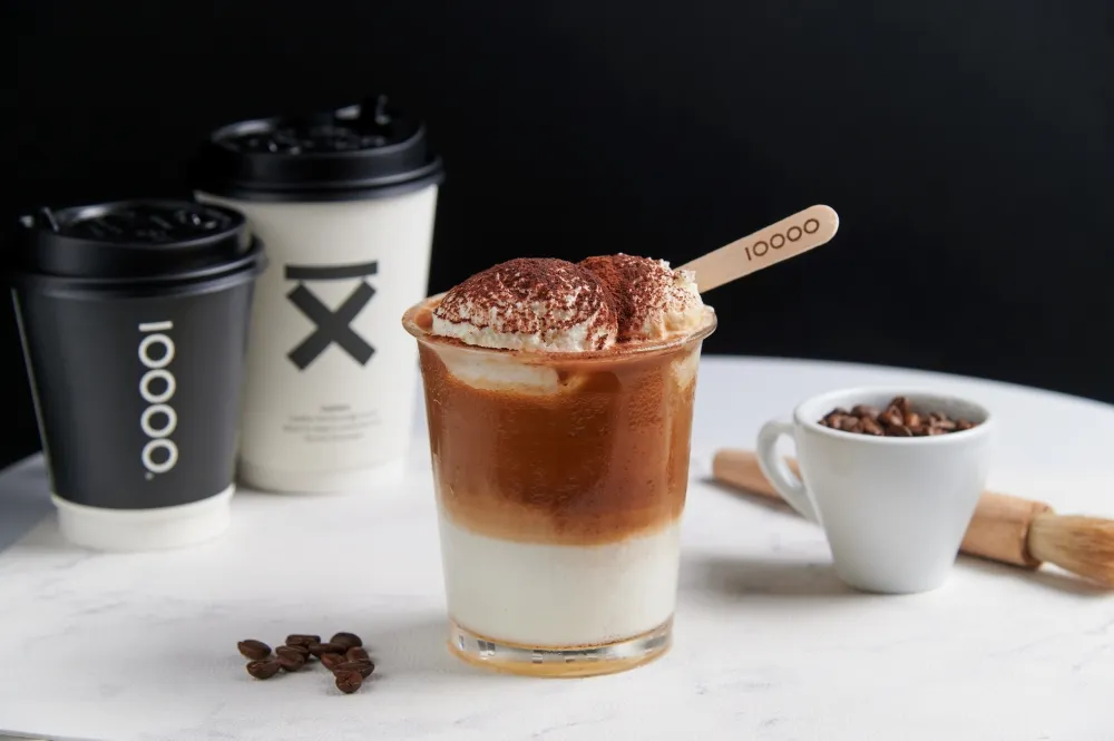 【完整菜單】10000 咖啡買一送一！Ten Thousand Coffee 進駐京站時尚廣場 「指定飲品」享 4 天限時優惠 -- 上報 / 生活