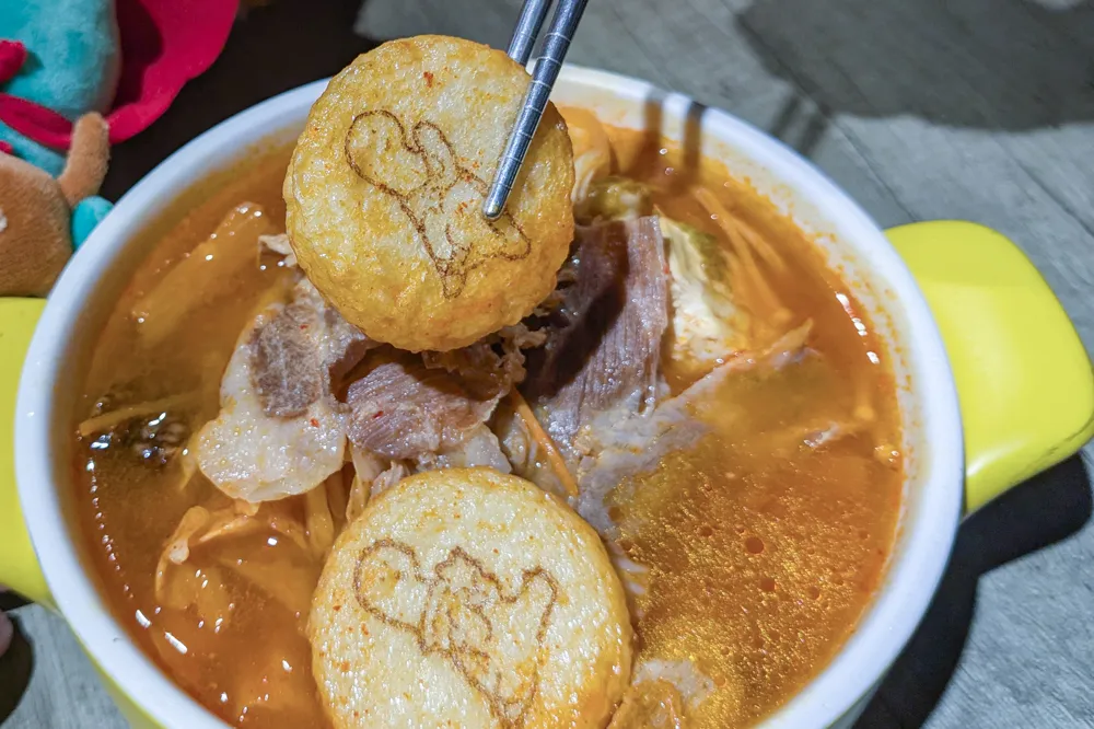 【完整菜單】JOGUMAN 現身 12mini 快煮鍋！吃指定小火鍋免費贈圍兜 陪吃娃娃只送不賣、3 間主題店快筆記 -- 上報 / 生活