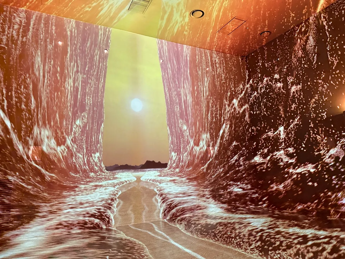 韓國最大沉浸式光影美術館「Le Space」開箱！18 大展區打卡攻略 走進摩西分海、開花沙漠 -- 上報 / 生活